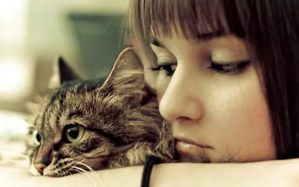 Κορίτσι με μια γάτα