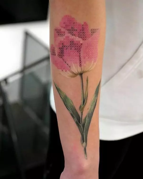 Flor de tatuagem, bordado de imitação com cruz