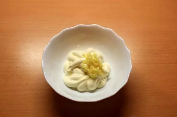Mayonnaise og hakket hvidløg i en lille skål på bordet