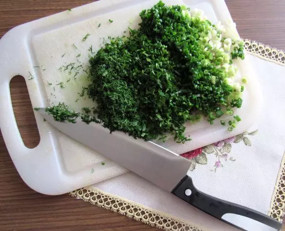 Brušenje sveže zelene na rezalni plošči z velikim nožem