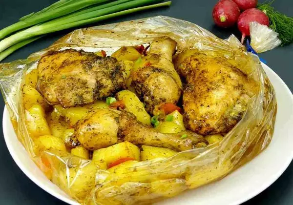 बटाटे, गाजर आणि hops-sunnels सह चिकन bezers आणि पाय