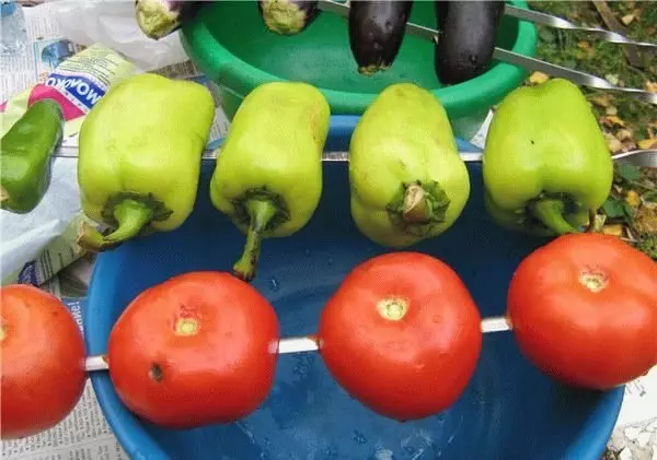 Tomatoes, eggplants and peppers strung on skewers