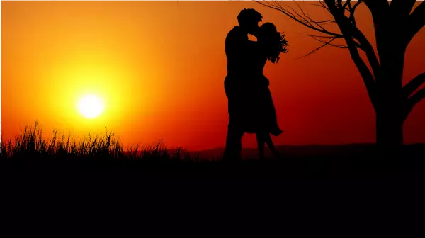 Pāris skūpsti saulrieta laikā
