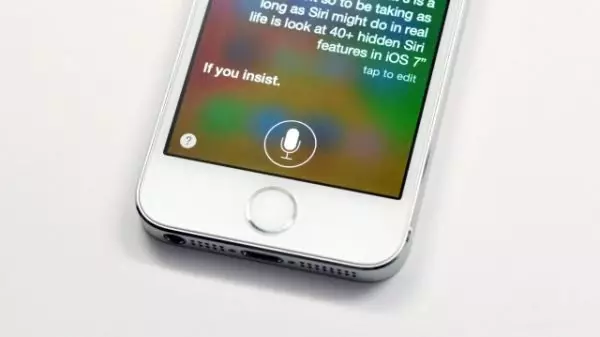Apple iPhone gyda swyddogaeth Siri wedi'i chynnwys