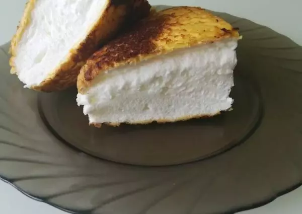 Omelette dans une assiette