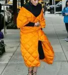 Fényes narancssárga hosszúkás állandó kabát