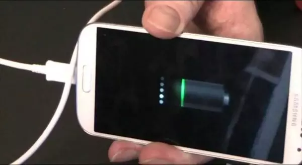 स्मार्टफोन चार्जिंग