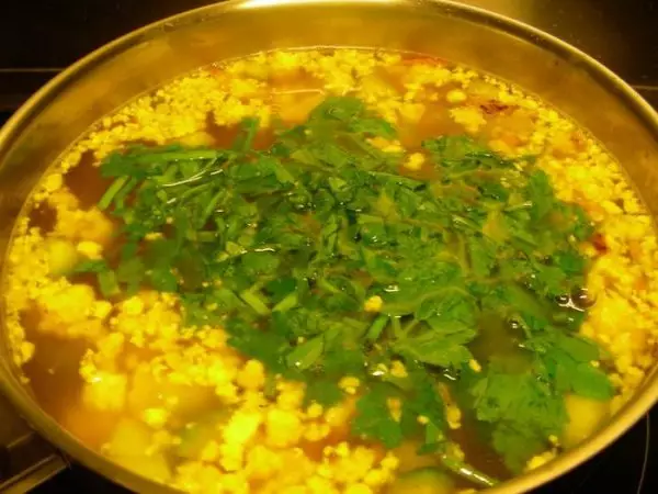 Soupe avec des verts dans une casserole