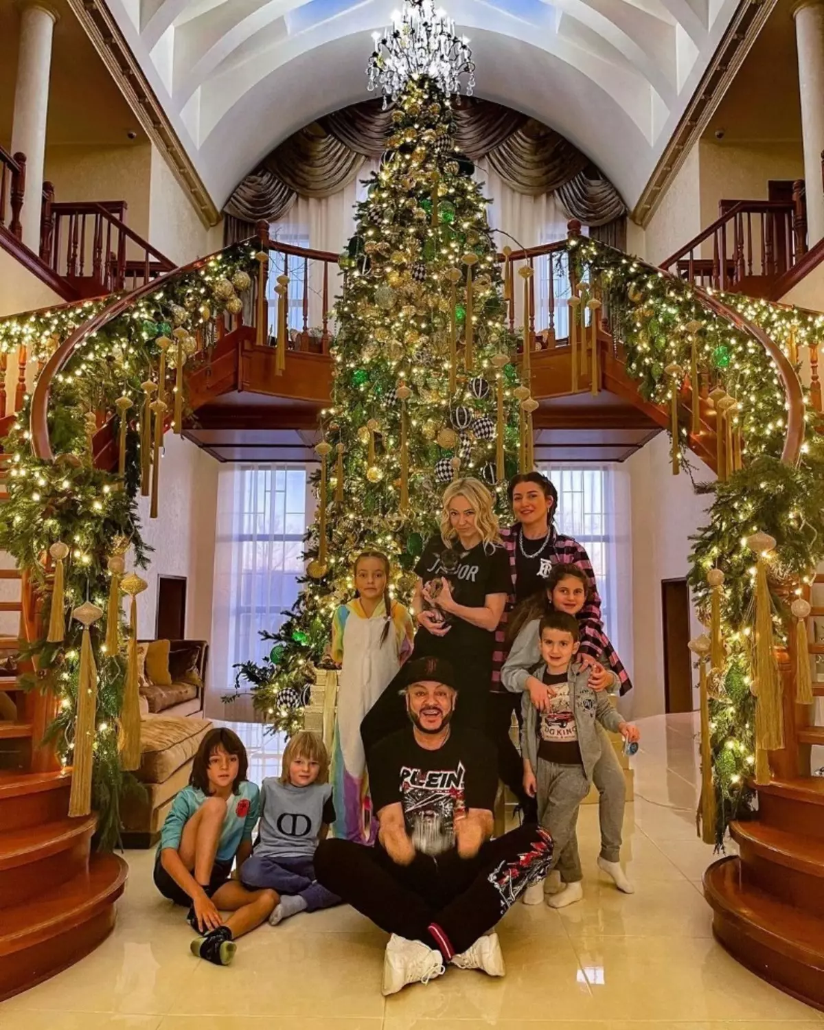 5 ѕвезда Божиќни дрвја: Кој од познати личности посветла украсена куќата за Нова Година 2704_1