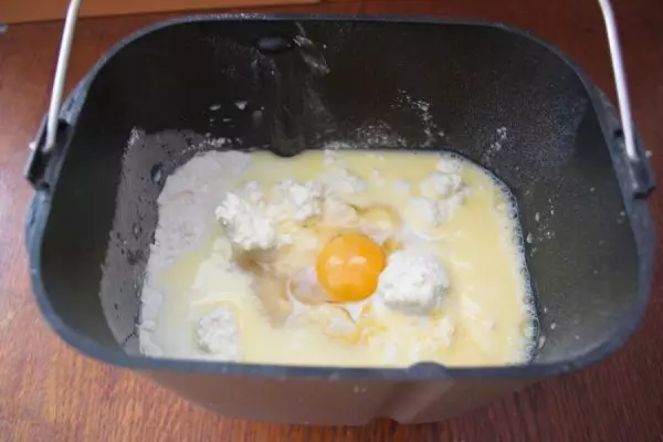 Ingredients per a la massa de formatge de casa en un bol