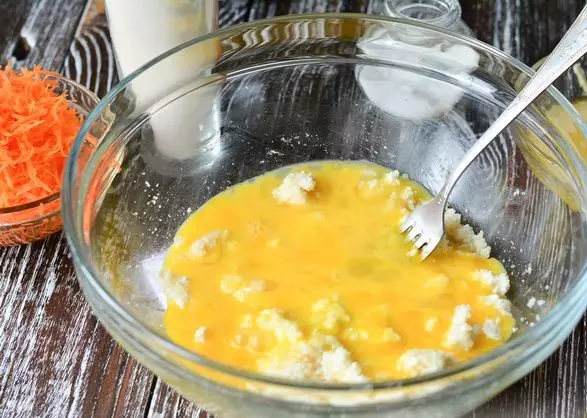 Phô mai cottage với trứng quất trong một bát thủy tinh trên bàn