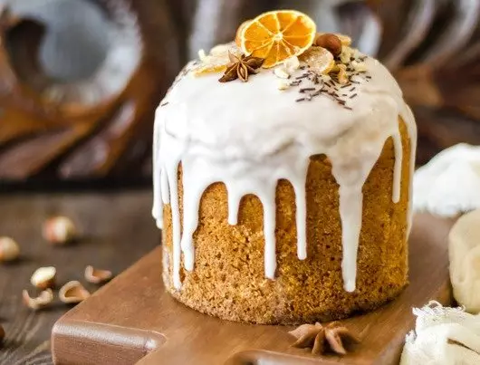 पांढरा आयसिंग, नारंगी चिप्स आणि बड्यानसह इस्टर केक