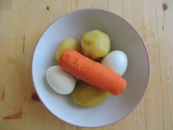 Oczyszczone warzywa i jaja sałatkowe
