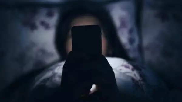 Η γυναίκα χρησιμοποιεί το τηλέφωνο τη νύχτα