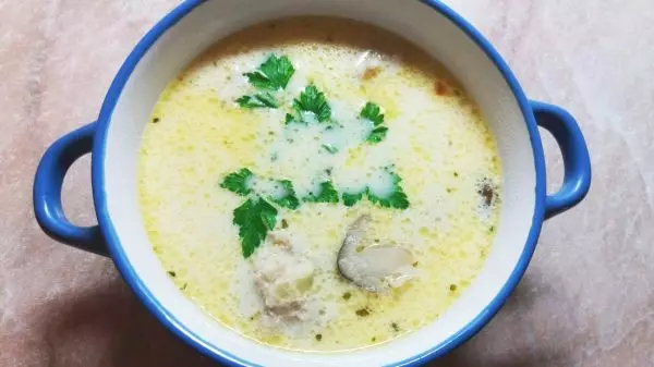 Sup dengan bakso, jamur dan hijau