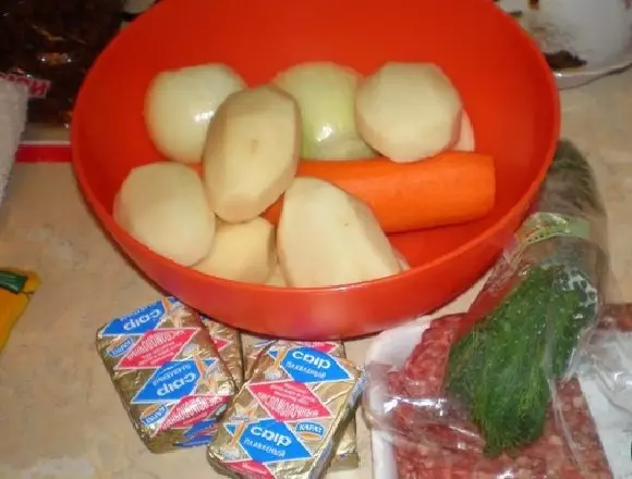 スープのための野菜、緑、ミンチェ、チーズ