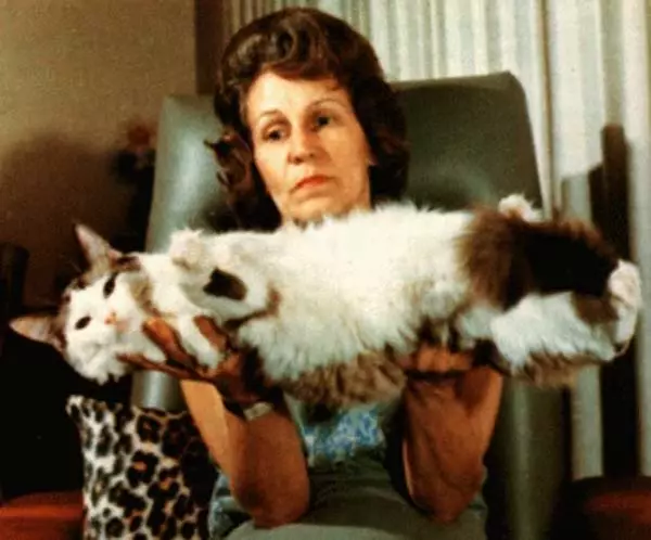 Ann Baker nyekel kucing ing tangan