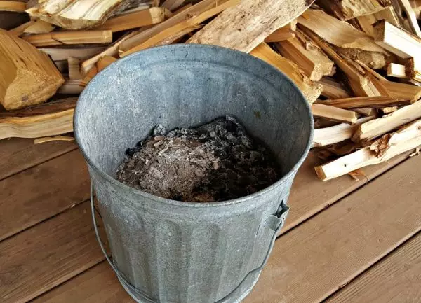 木灰桶在木柴背景