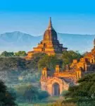 Panoráma s barmskými chrámami na pozadí hôr