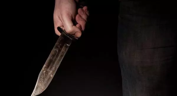 Muž s nožom v ruke