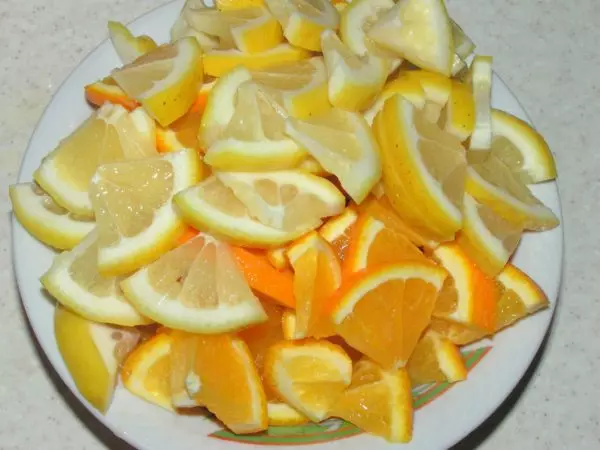 Dilimlənmiş limon və portağal