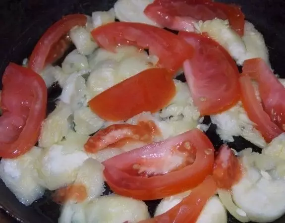 Шар айрагны панад zucchini бүхий хумс: улаан лооль, бяслаг, бяслаг, бяслаг,