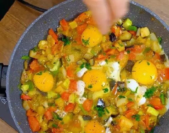 Λαχανικά και αυγά σε ένα τηγάνι