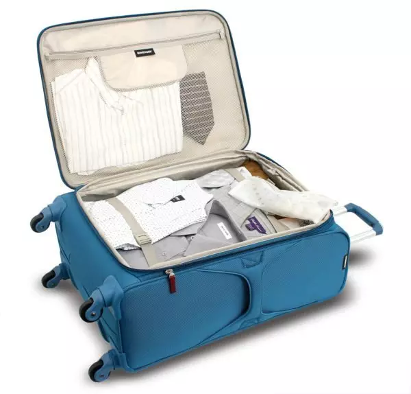 青い開いたスーツケース