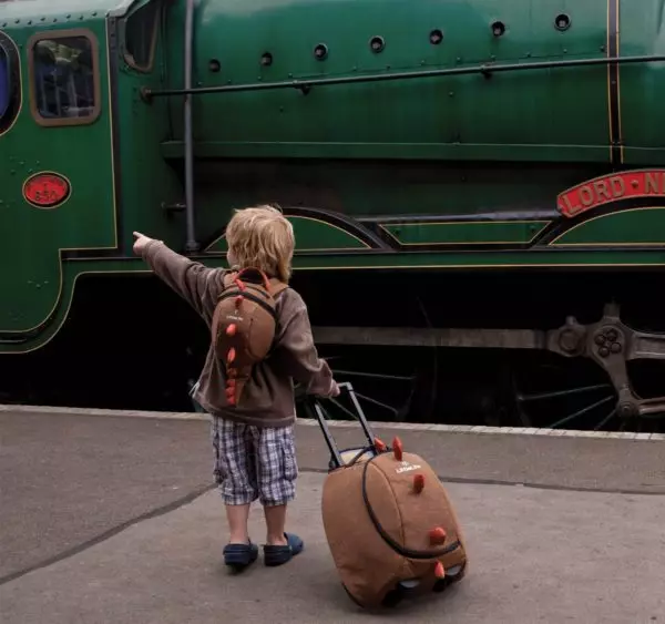 Bērnu zēns pirms vilciena vilciena
