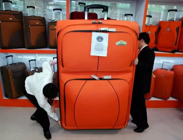 Hai người đàn ông với một chiếc vali khổng lồ