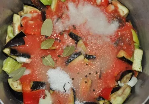 Sayur-sayuran untuk kuliah dengan tomato tulen, gula, garam dan rempah