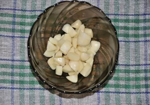 Irisan bawang putih dalam mangkuk