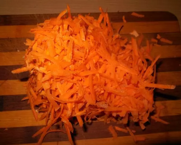 Zanahoria rizada en un tablero de madera de corte