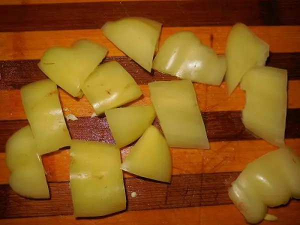 Rebanadas de pimiento dulce en una tabla de cortar.