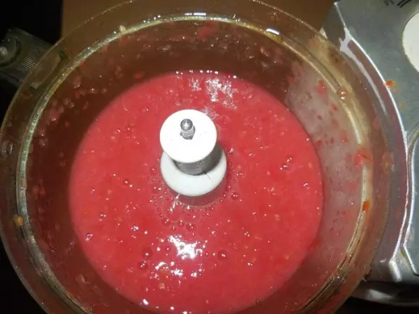 Puré de tomate en un tazón de plástico de la licuadora.