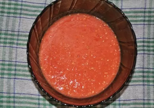 Värskelt valmistatud tomatipüree kaussi