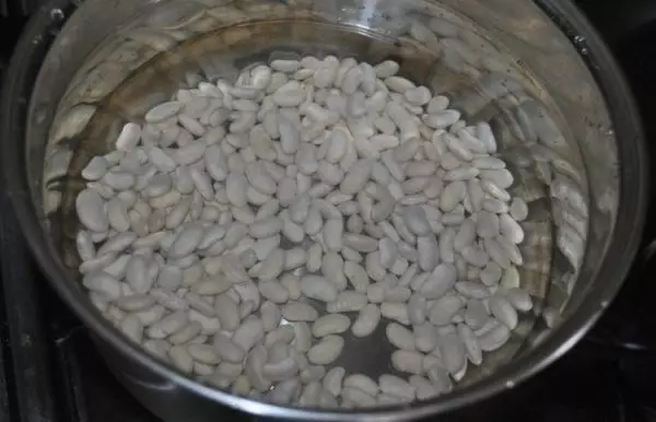 Kacang putih di dalam air