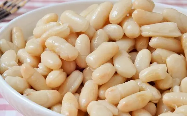 Kacang putih rebus dalam mangkuk