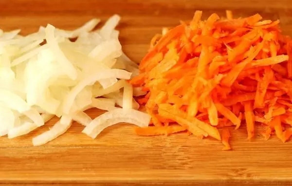 切四分之一圆环洋葱和卷曲胡萝卜