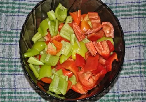 Stukken van veelkleurige paprika in een kom