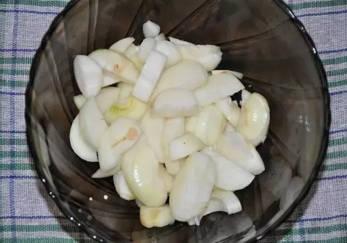 Cebollas en rodajas en un tazón