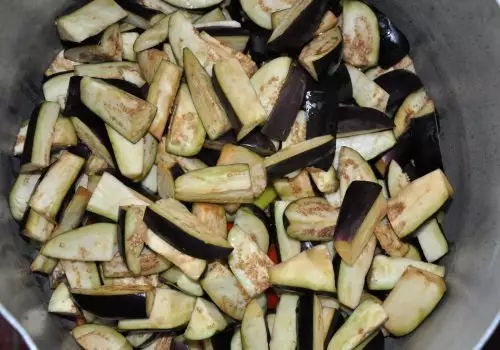 Ukusika izingcezu zama-eggplants amasha