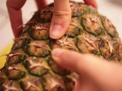 آناناس در دست