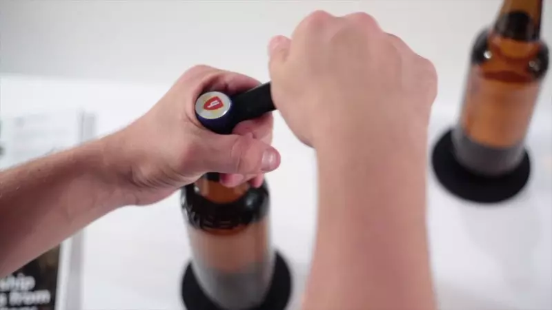 Πώς να ανοίξετε ένα μπουκάλι μπύρας χωρίς ανοιχτήρι 2887_1