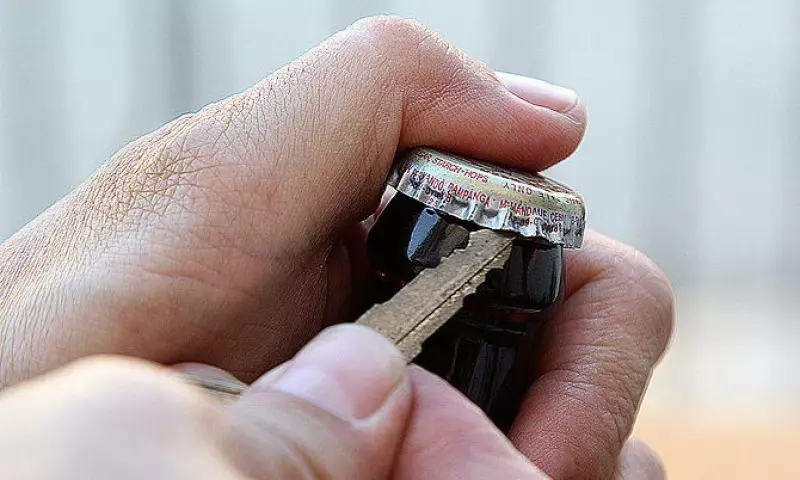 Cum să deschideți o sticlă de bere fără un deschizător 2887_2
