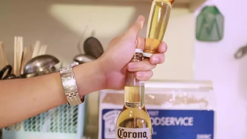 كيفية فتح زجاجة بيرة دون فتح 2887_3