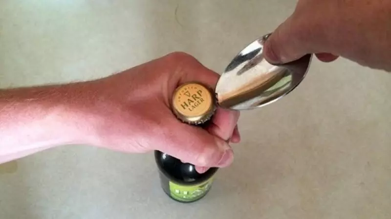 Πώς να ανοίξετε ένα μπουκάλι μπύρας χωρίς ανοιχτήρι 2887_6