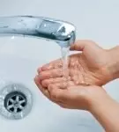 lavante la manojn