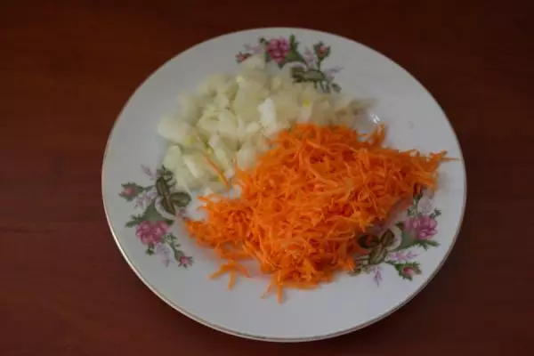 Nasekaná cibuľa a strúhaná mrkva na tanier s kvetinovými vzormi