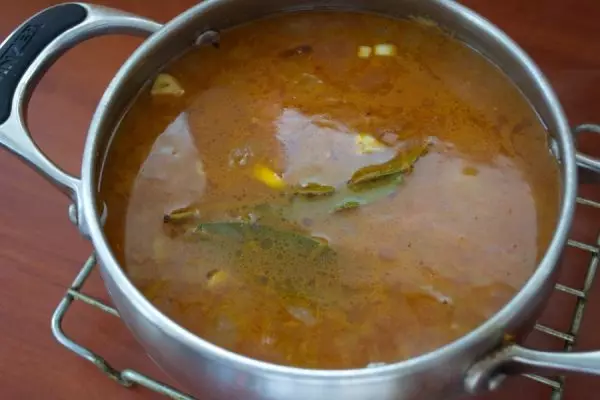 Panar con sopa en una cuadrícula de metal.